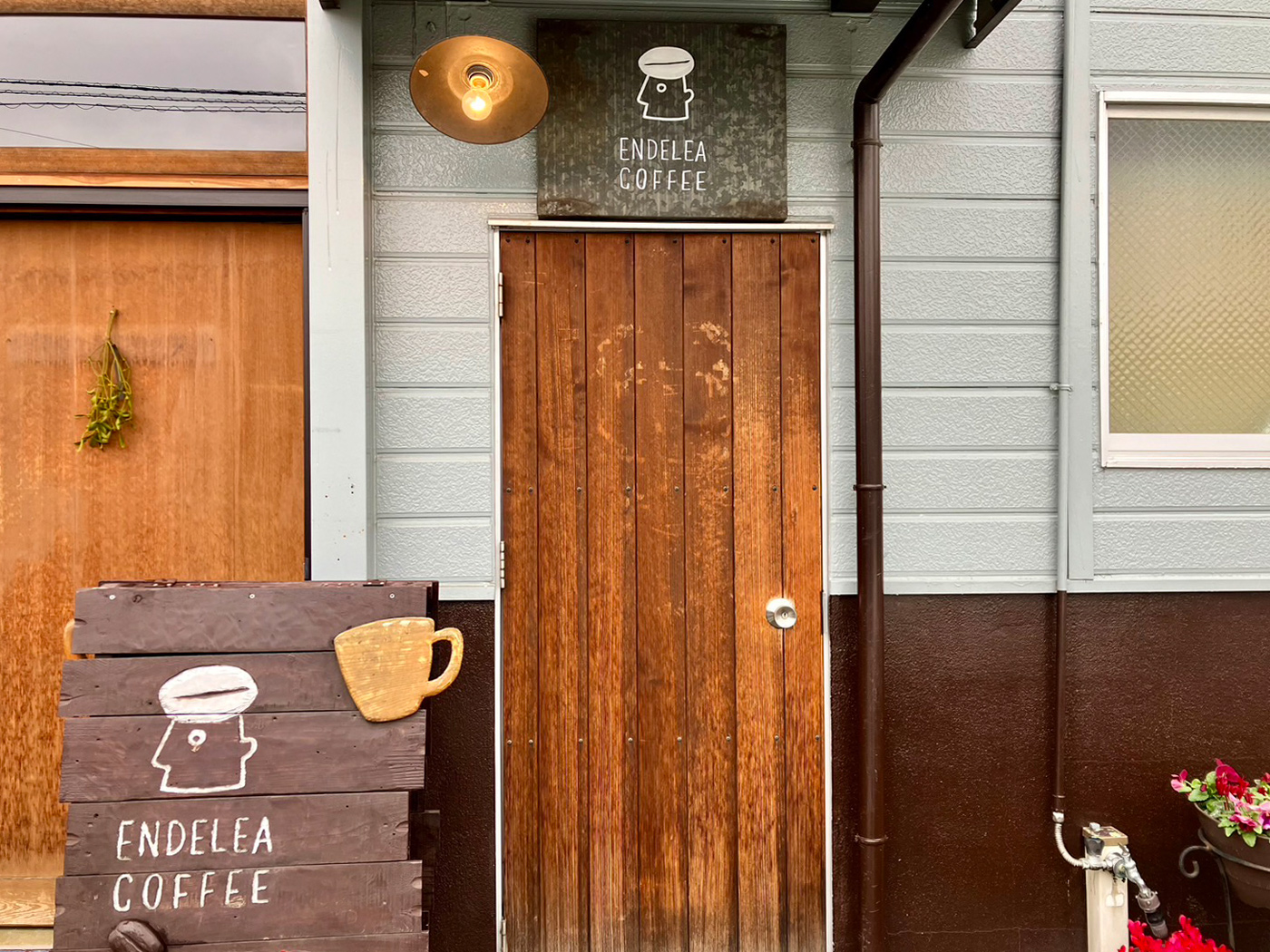 ENDELEA COFFEE(エンデレアコーヒー)。店内の奥に広がるスペースで心温まるホットラテとサクサクのシュトーレンで過ごす日【八代市 ...
