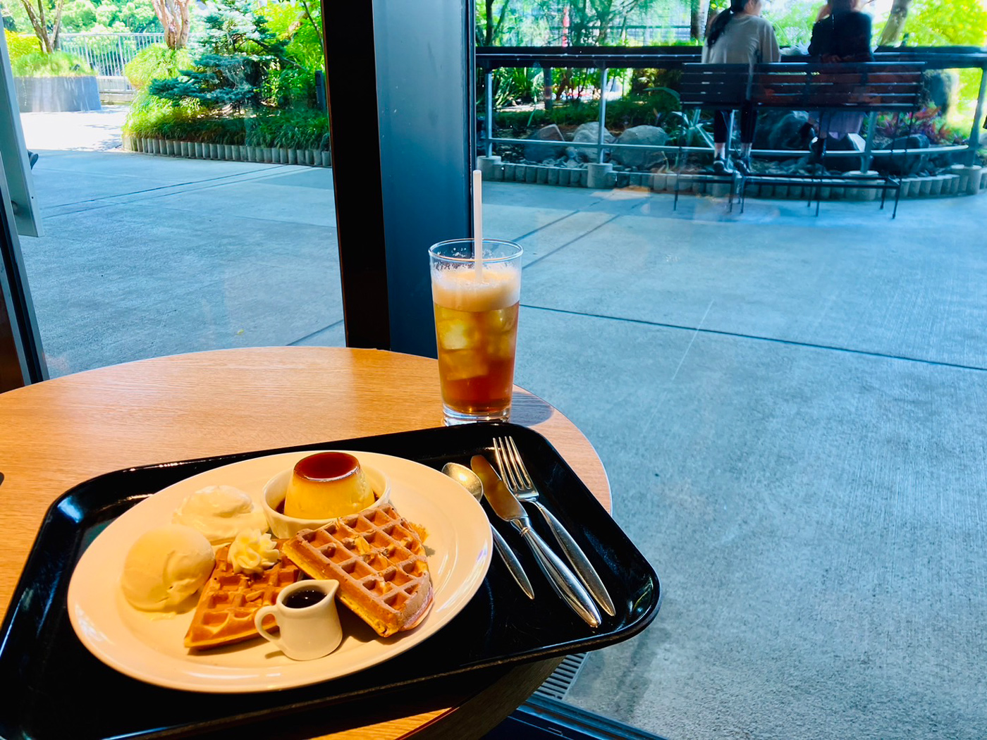 カフェモロゾフ「Café Morozoff」のスイーツ。アーモンドワッフルは思い出すとまた食べたくなる味【サクラマチ熊本2F】 | くまもとオンライン
